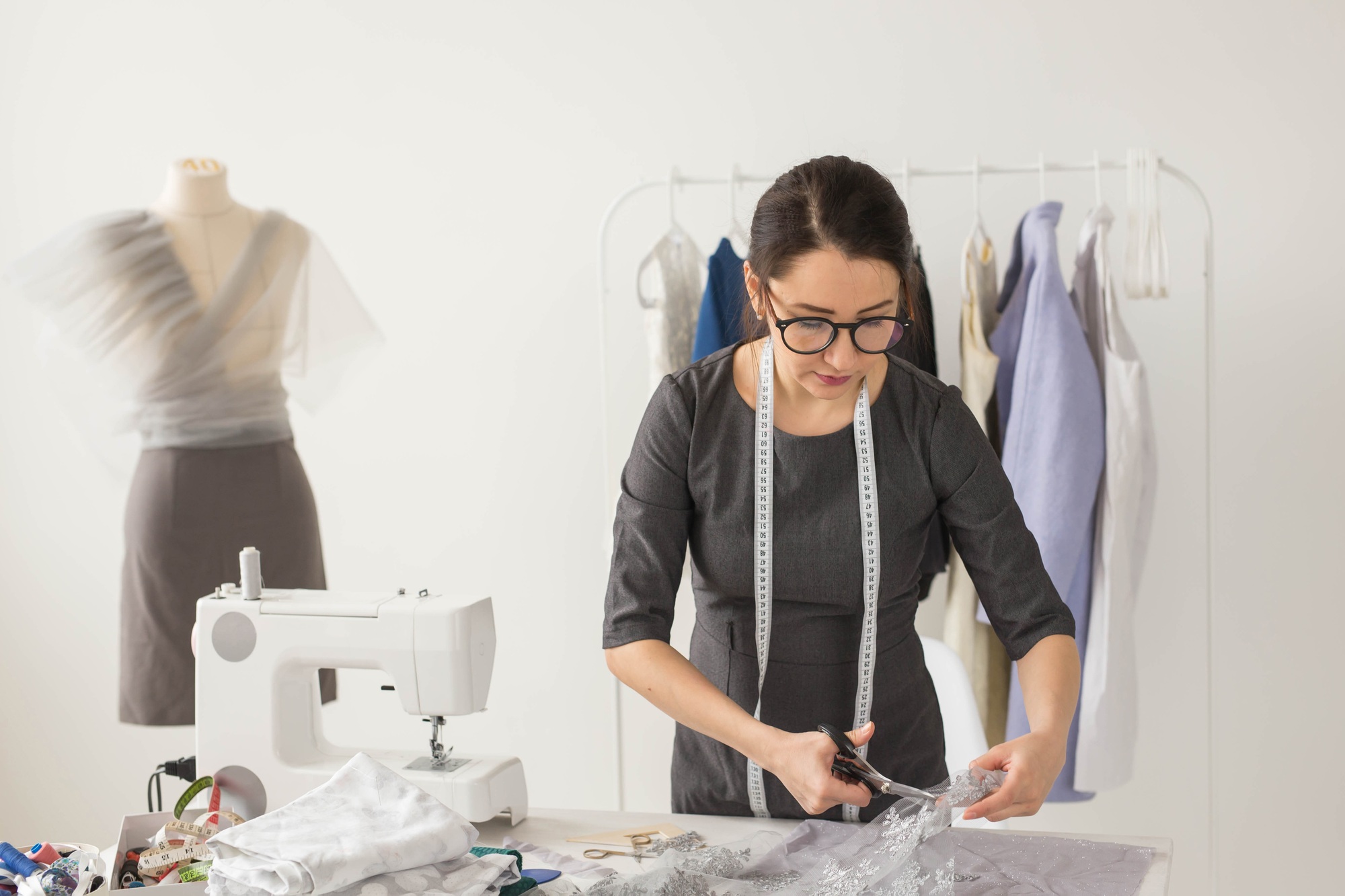 Wear clothes with bold cuts without looking vulgar, style tips